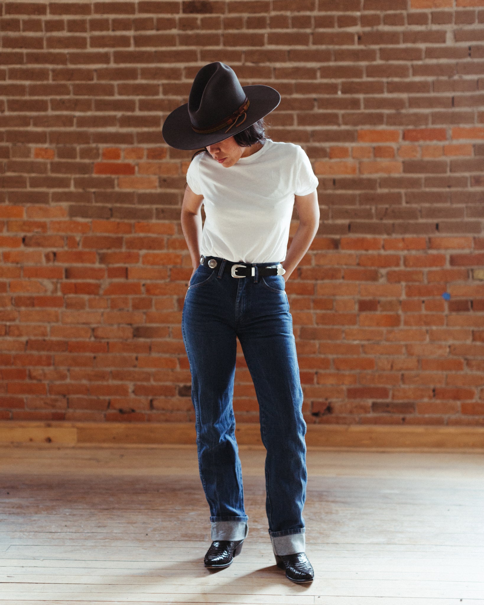 WOMEN'S CUSTOM TAPERED CONCHO WESTERN BLACK LEATHER BELT– Crossbow