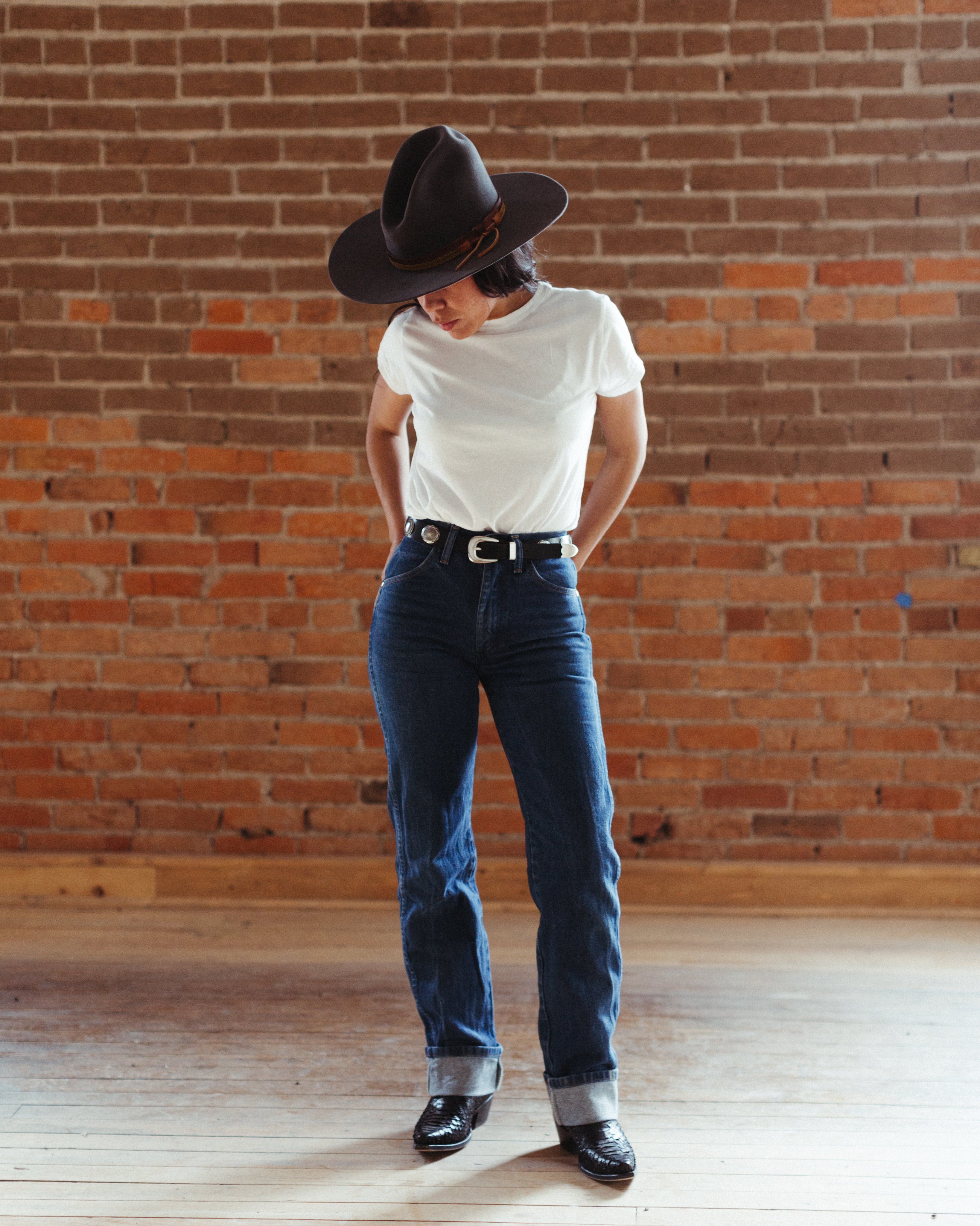 WOMEN'S CUSTOM TAPERED CONCHO WESTERN BLACK LEATHER BELT– Crossbow